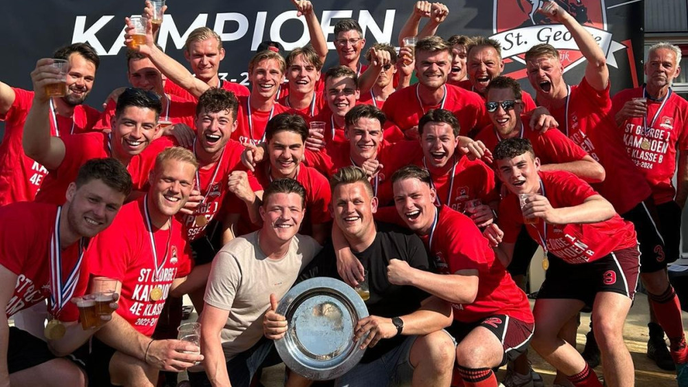 Scheidsrechter die feestte met winnend team levenslang geschorst ...