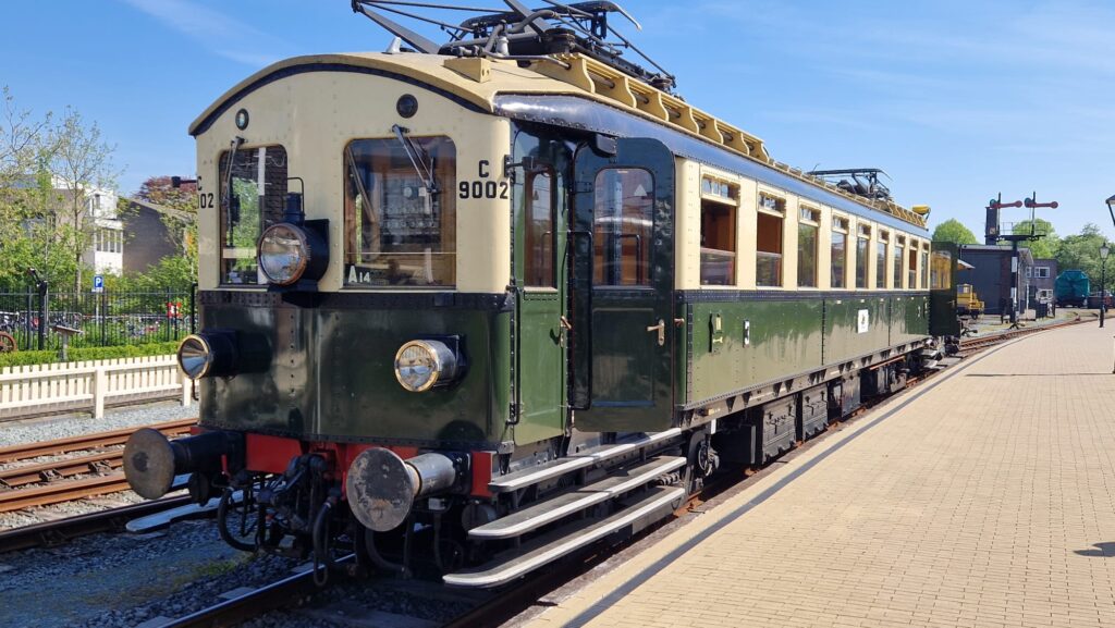 Na 100 jaar rijdt de unieke elektrische trein ‘Jaap’ weer over het West ...