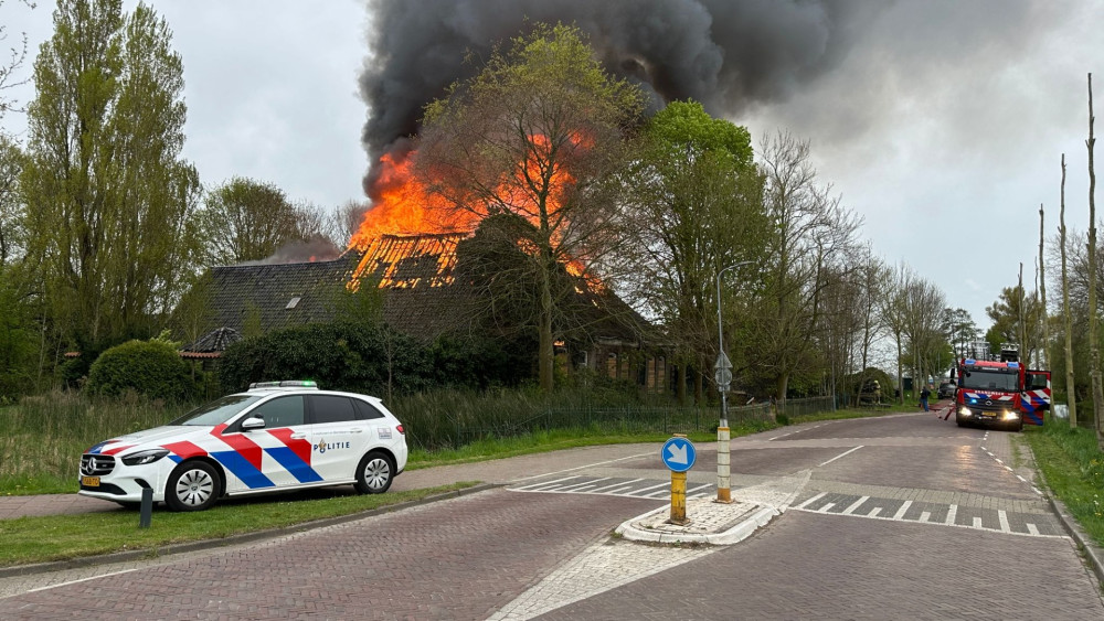 Leegstaande boerderij in Midwoud volledig uitgebrand – Streekomroep West-Friesland